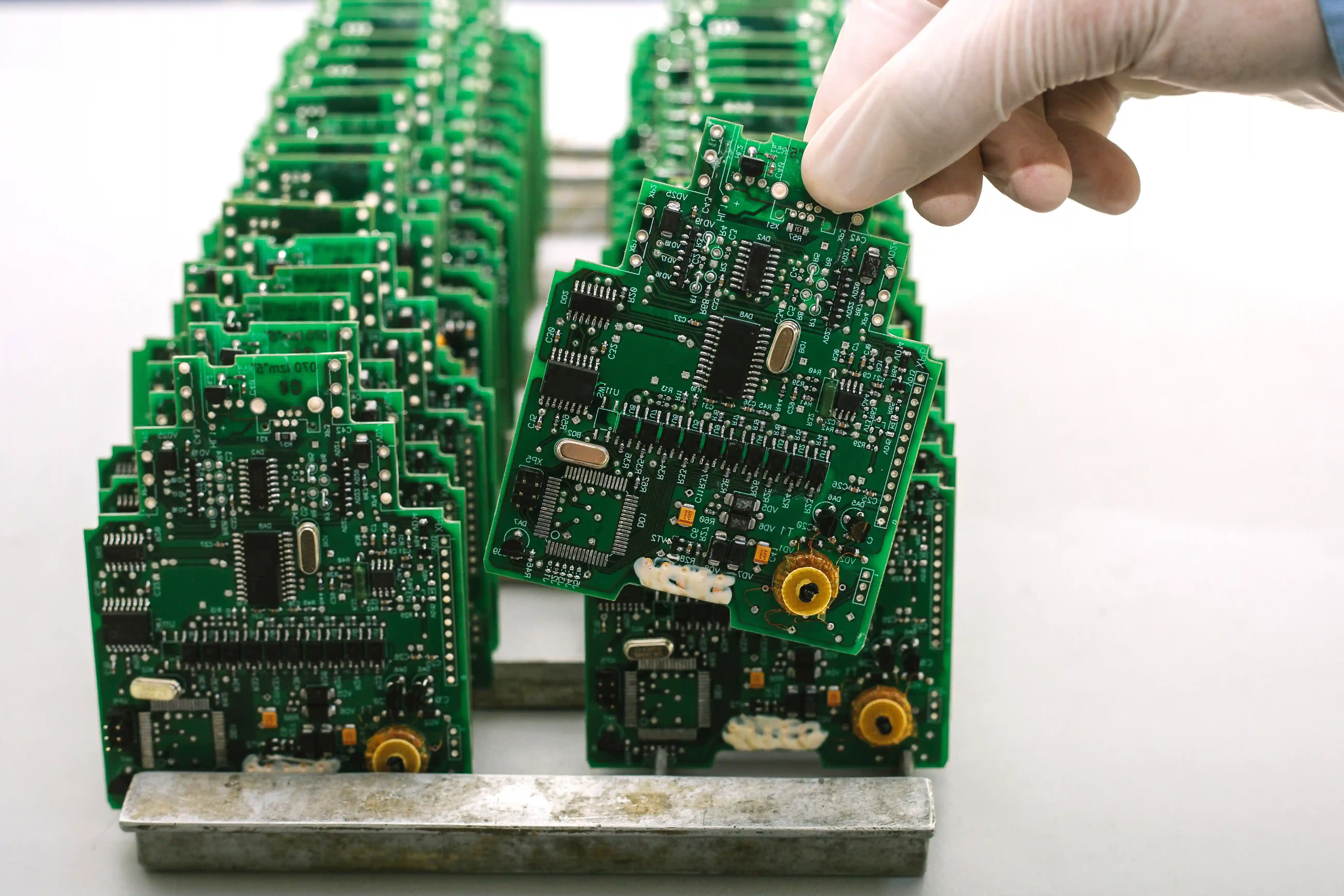 PCB vs PCBA : Comprendre la Différence | WellPCB France